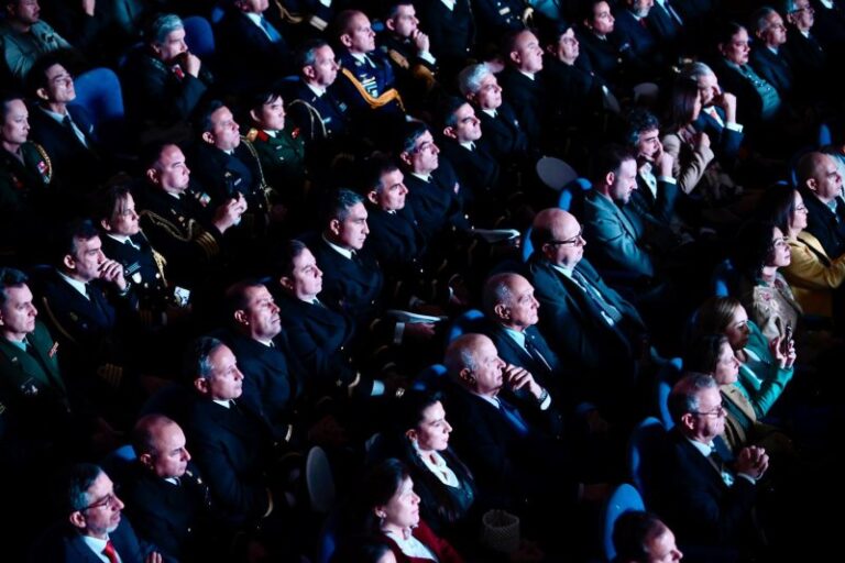La Armada y el país celebran su vínculo con el océano en el inicio del ...